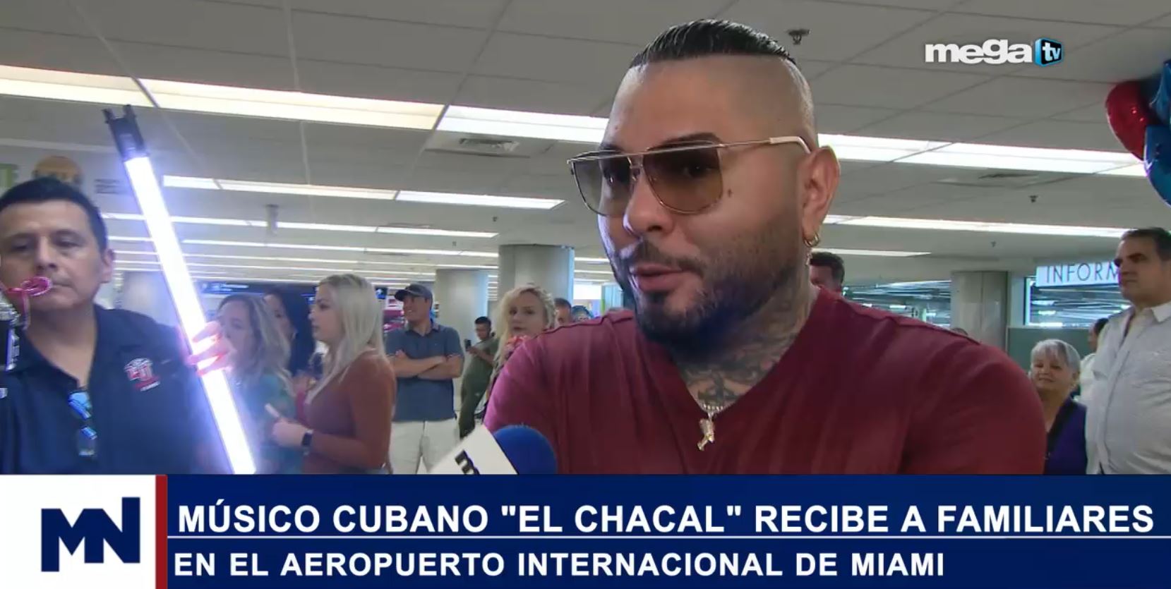 Músico cubano "El Chacal" recibe a familiares en el aeropuerto ...
